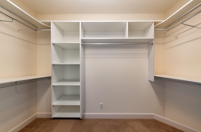 Fill an Empty Room Photo Online Using AI